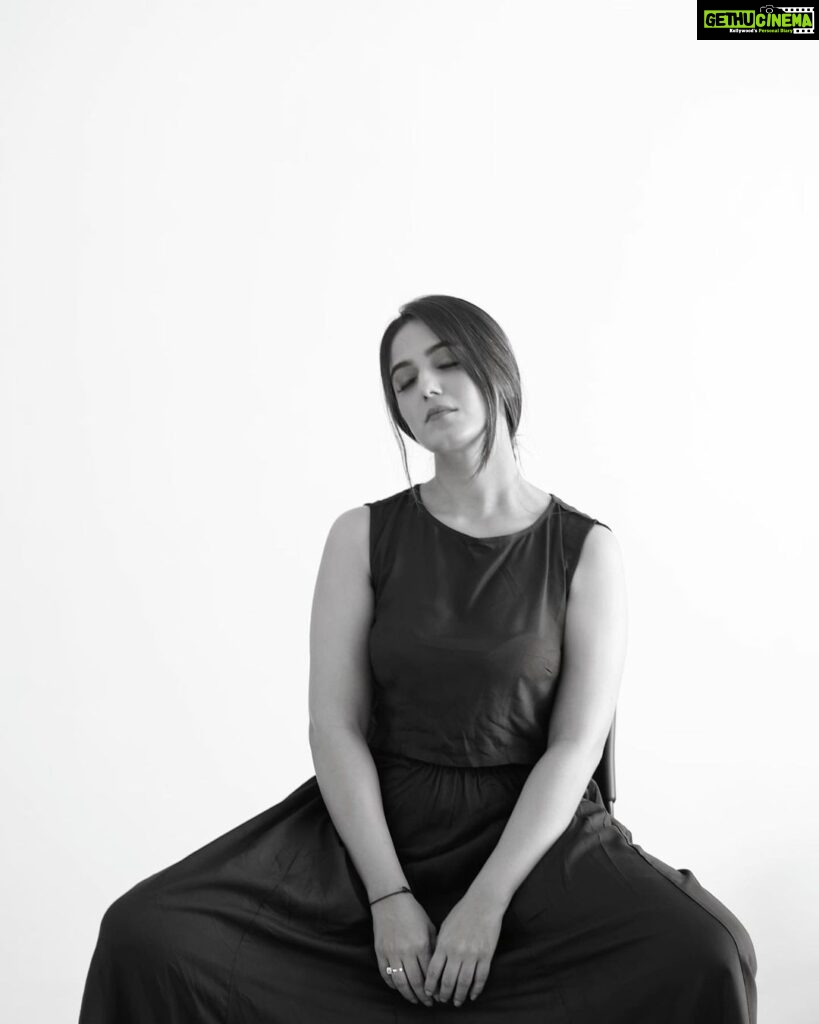 Actress Srishty Rode HD Photos and Wallpapers July 2022 - Gethu Cinema