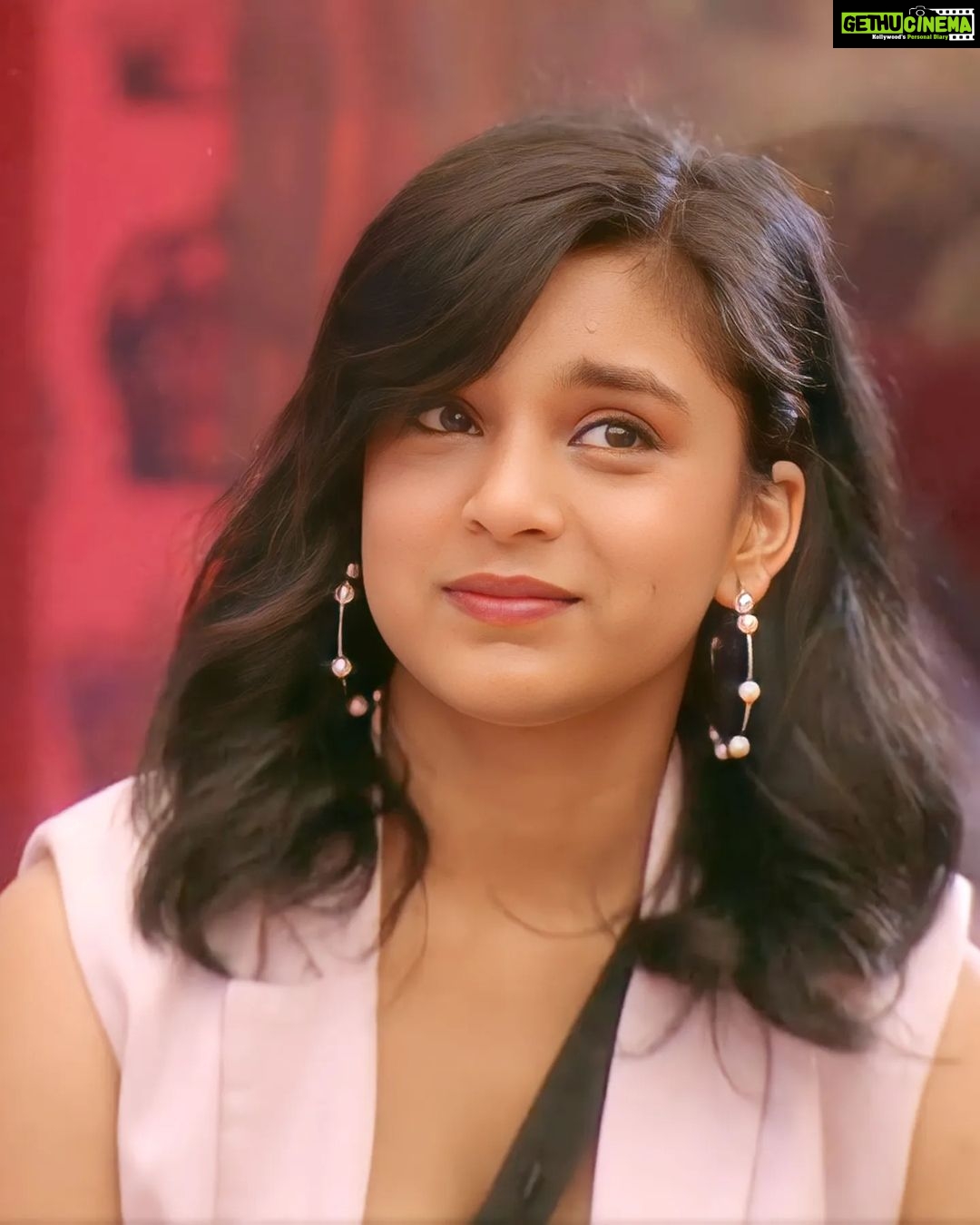 Actress Sumbul Touqeer Khan HD Instagram Photos and Wallpapers January ...
