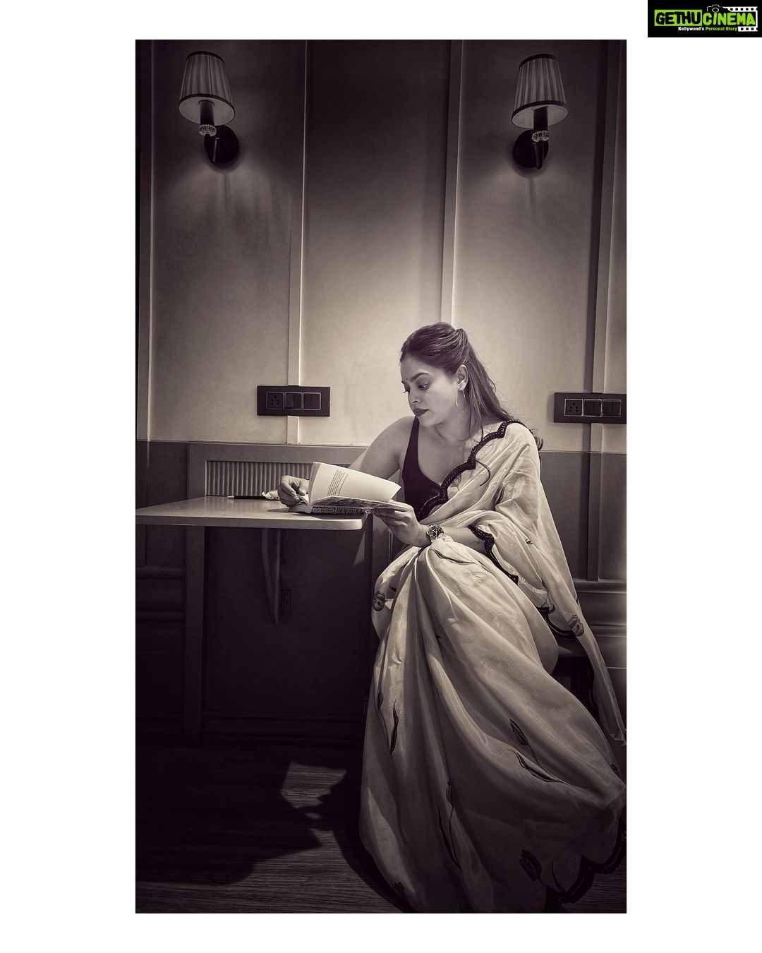 Sumona Chakravarti Instagram – Hazaro.. Uljhane raho main aur, Koshishe ...