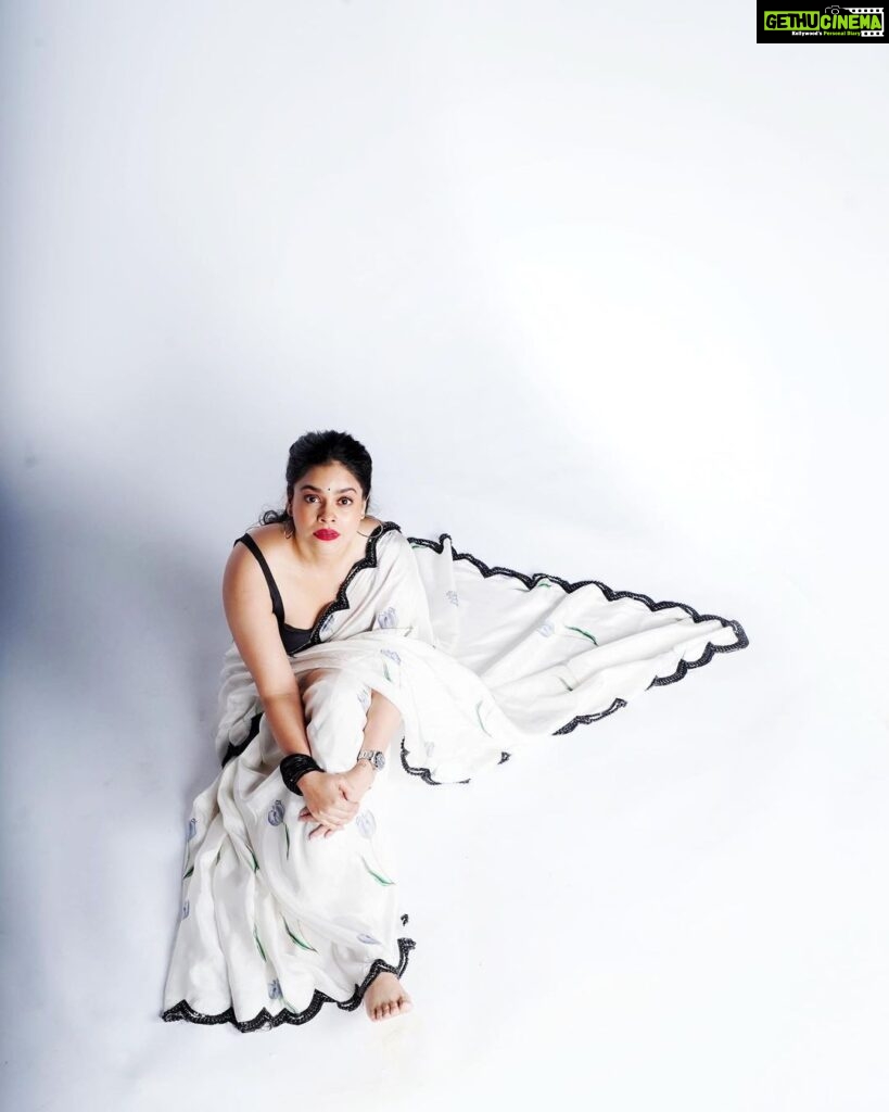 Actress Sumona Chakravarti HD Photos and Wallpapers April 2023 - Gethu ...