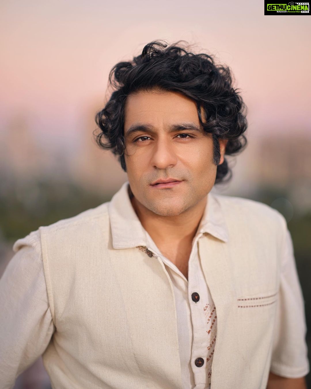 Sunny Hinduja Instagram – 💛 Photographer: @shahzadbhiwandiwala Outfit ...