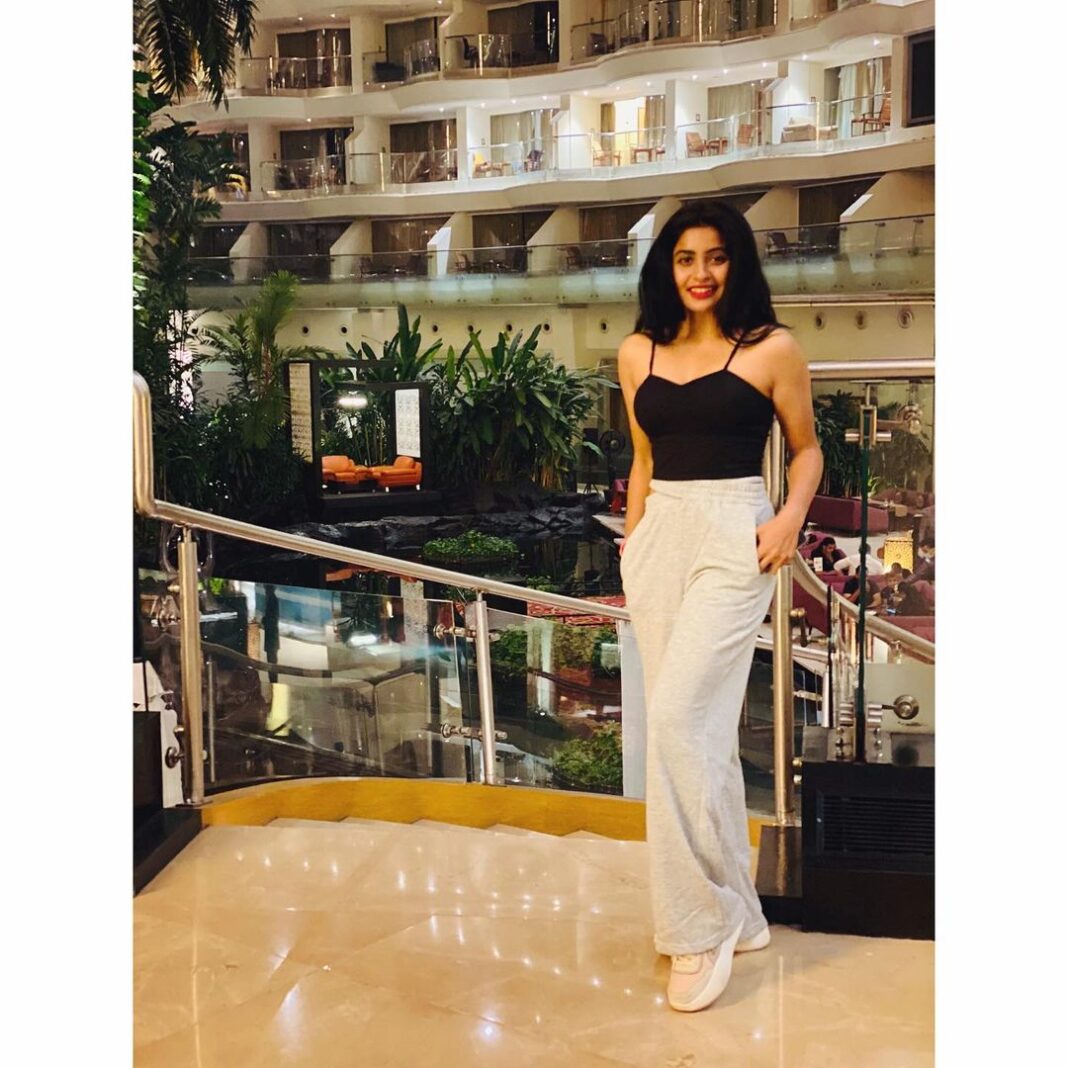 Actress Yukti Kapoor HD Photos and Wallpapers February 2022 - Gethu Cinema