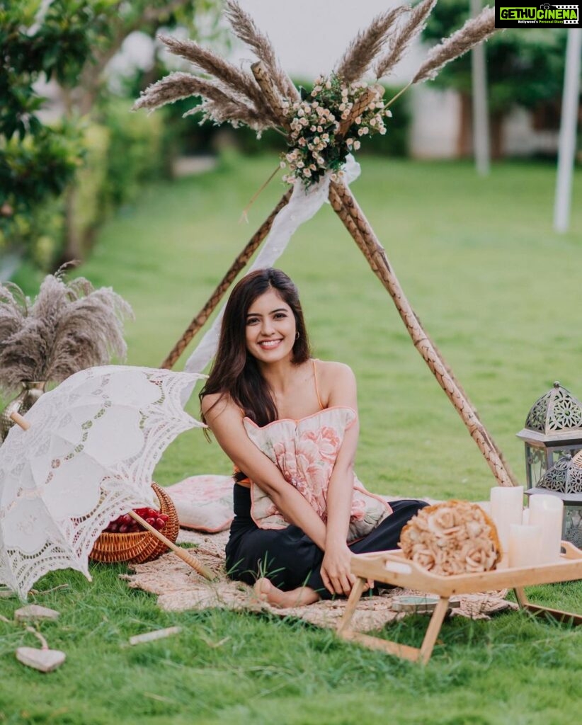 Amritha Aiyer Instagram – 🍁🍂 . 📸 – @deepak_vijay_photography Decor – @with_more_love | Gethu Cinema