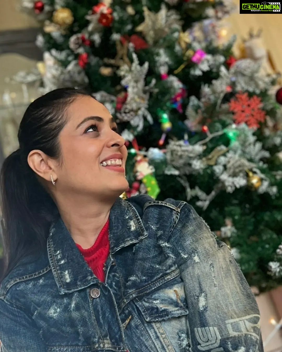 Anjana Sukhani Instagram – Wishing you all the timeless treasures of Christmas….The warmth of ...