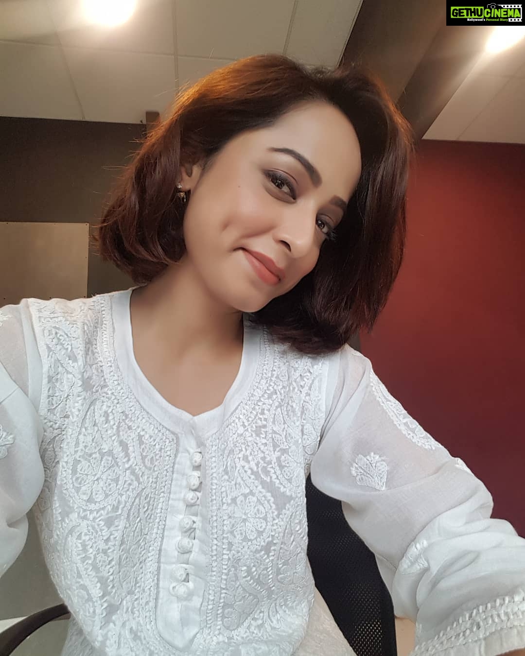 Ansha Sayed Instagram – Pretty in white ⚡ | Gethu Cinema