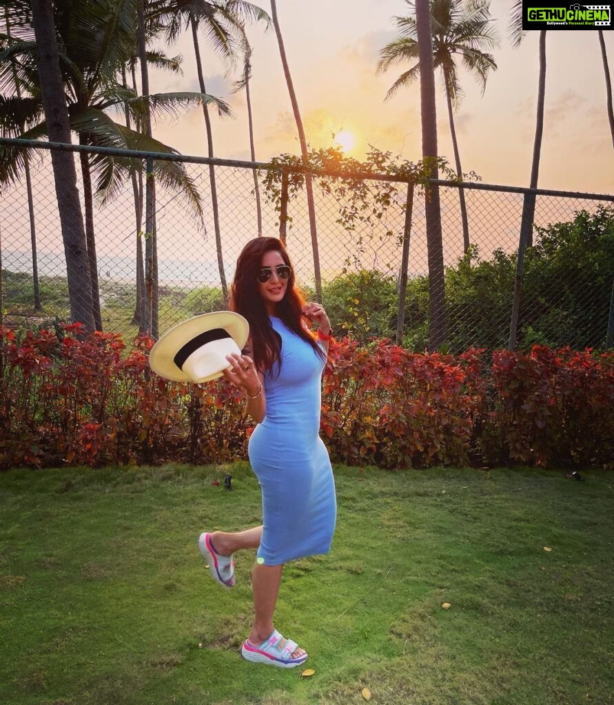 Chahatt Khanna Instagram - A few selfies around the coconut tree ...