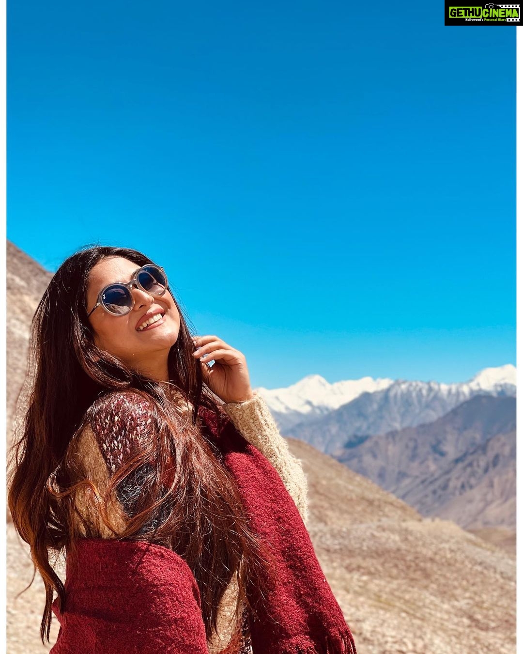 Falaq Naaz Instagram – Happiness is mountains . . . #ladakh 💙 Khardung ...