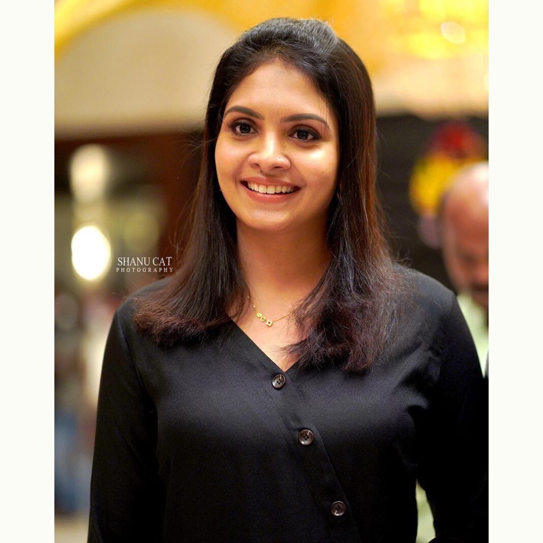 Actress Gayathri Arun HD Instagram Photos and Wallpapers February 2023 ...