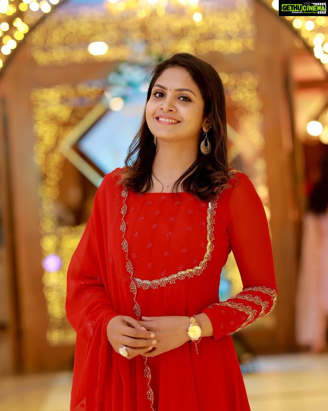 Actress Gayathri Arun HD Instagram Photos and Wallpapers January 2023 ...