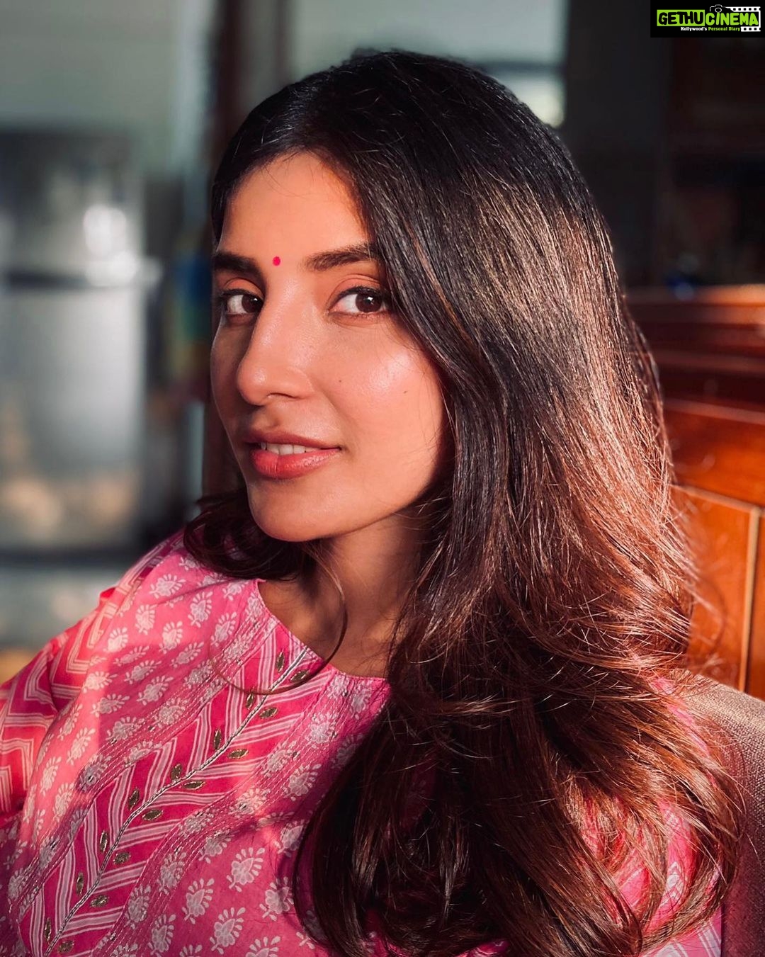 Harshita Gaur Instagram – Kuch toh log kahenge! #bindilove | Gethu Cinema