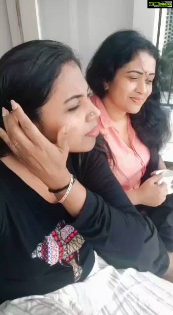 Manju Pathrose Instagram - Na appadiyellam vittitt poyida mudiyath 🫂🫂🫂 ...