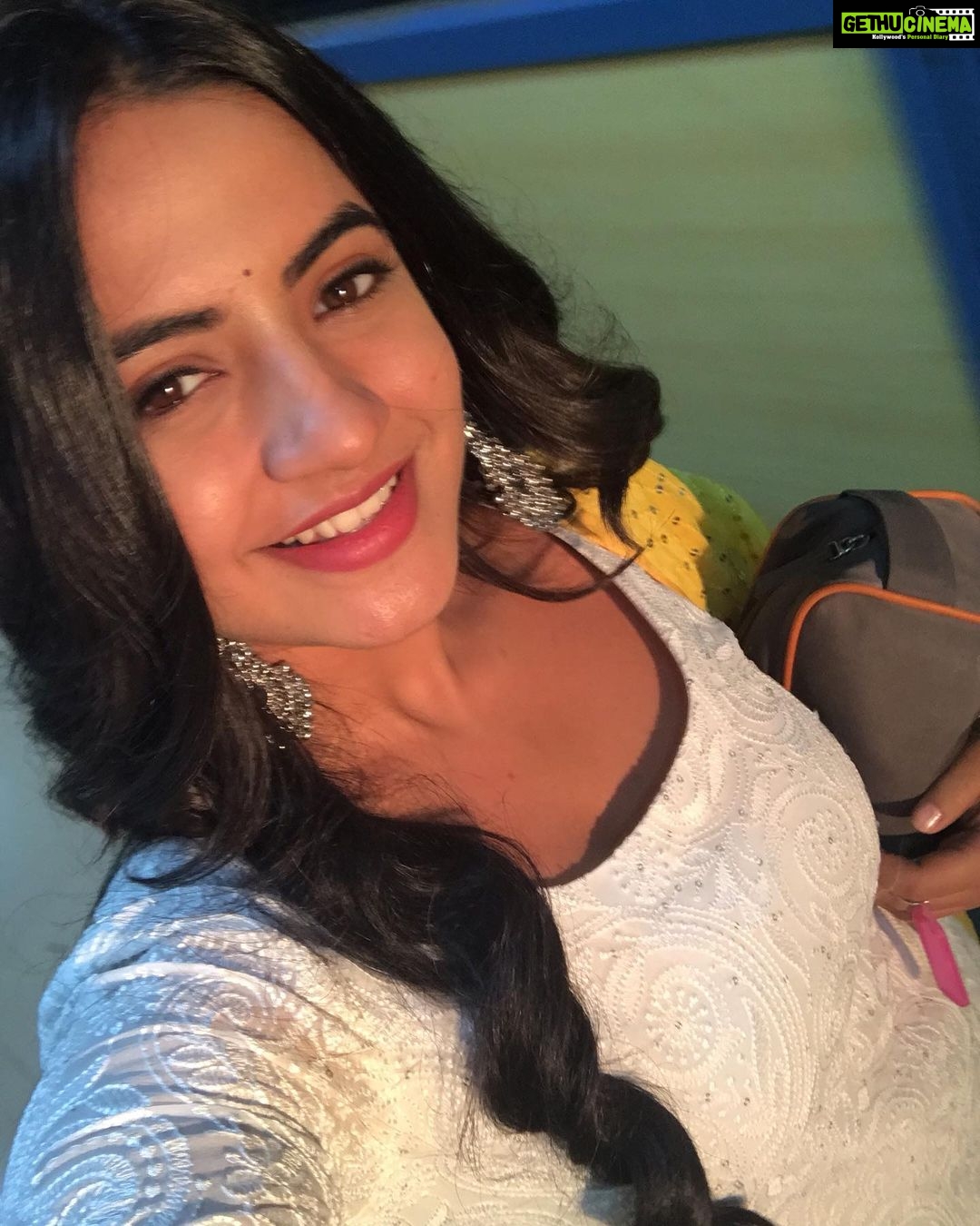 Meera Deosthale Instagram – For the love of white and selfies 🙈 | Gethu ...