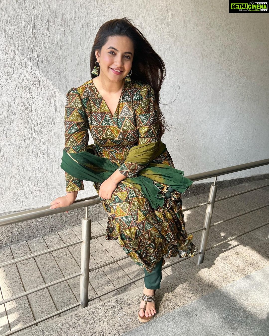 Meera Deosthale Instagram – वो बात जो लफ़्ज़ों में बयान हो जाये…. वो ...