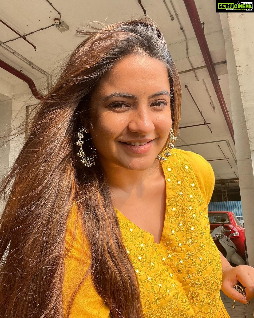 Meera Deosthale Instagram – Sun-kissed and how ☀️😘 | Gethu Cinema