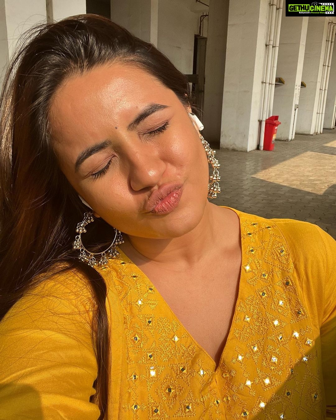 Meera Deosthale Instagram - Sun-kissed and how ☀️😘 - Gethu Cinema