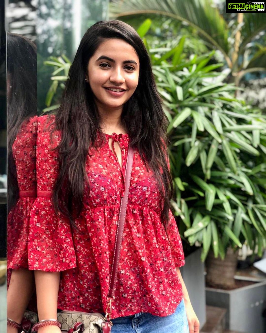 Actress Meera Deosthale HD Photos and Wallpapers June 2022 - Gethu Cinema