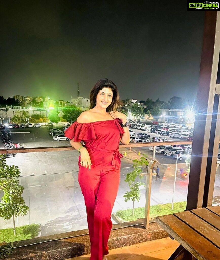 Actress Nimeshika Radhakrishnan HD Instagram Photos and Wallpapers ...