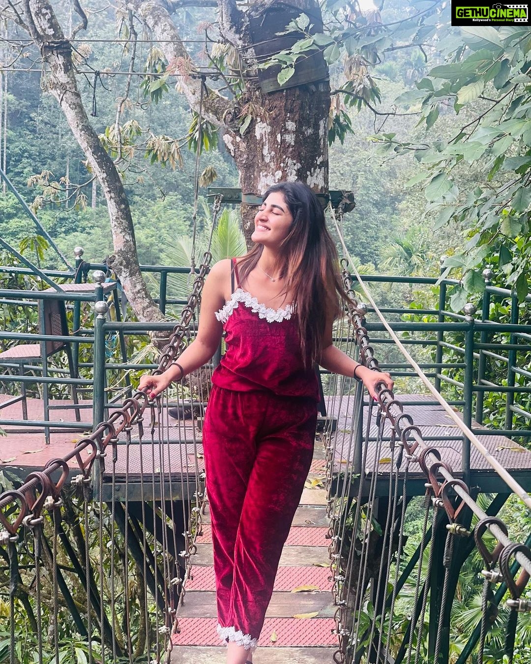 Actress Nimeshika Radhakrishnan HD Instagram Photos and Wallpapers ...