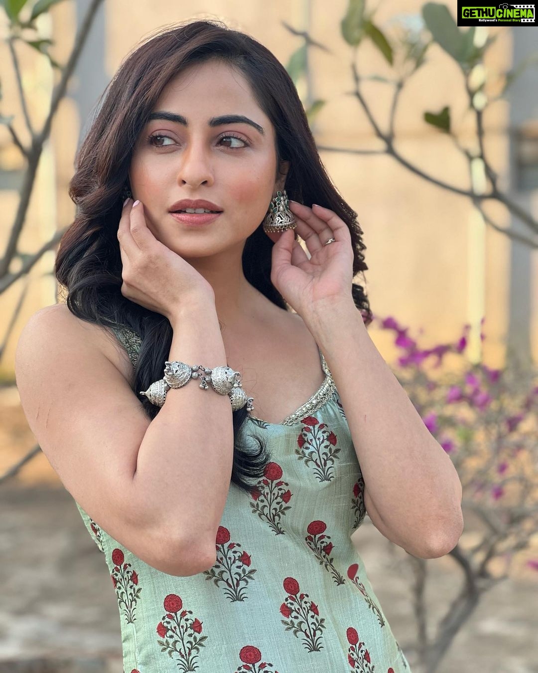 Niyati Fatnani Instagram – Asmita Roy🥀 Episode 3 of #dearishq streaming on @disneyplushotstar ...