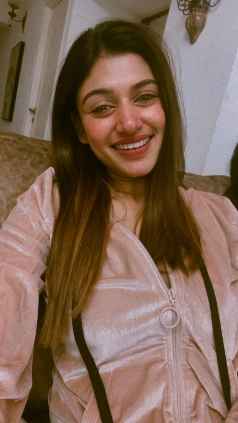 Oviya Wiki, Biography, Age, Gallery, Spouse and more