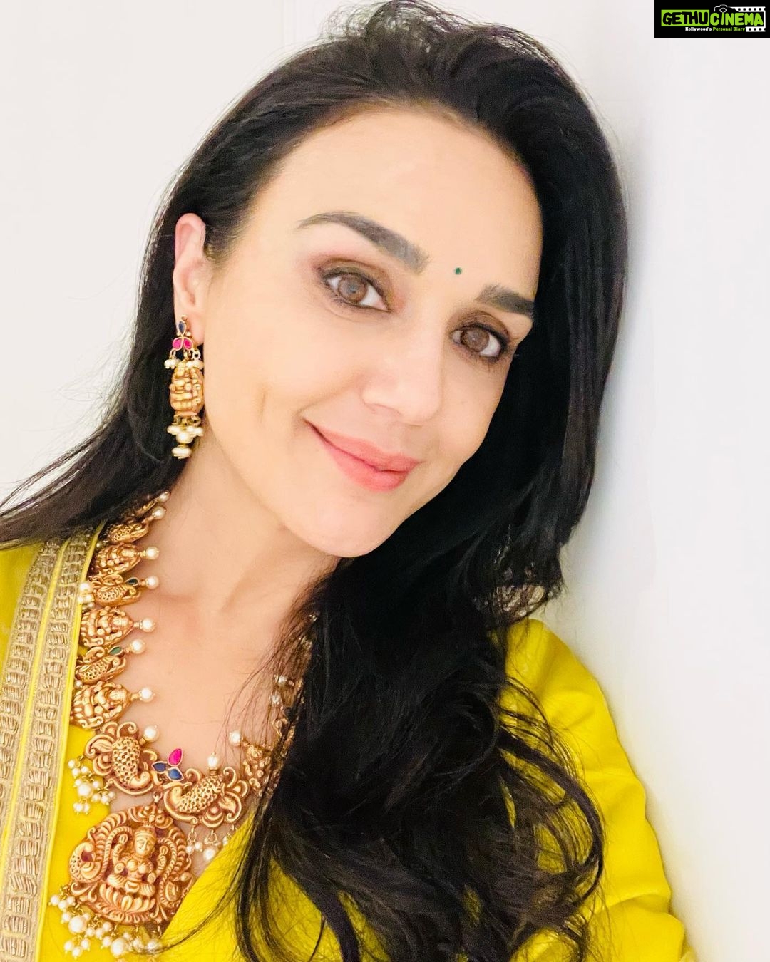 Preity Zinta Instagram – Hello weekend… yellow weekend ️ #ting Los ...