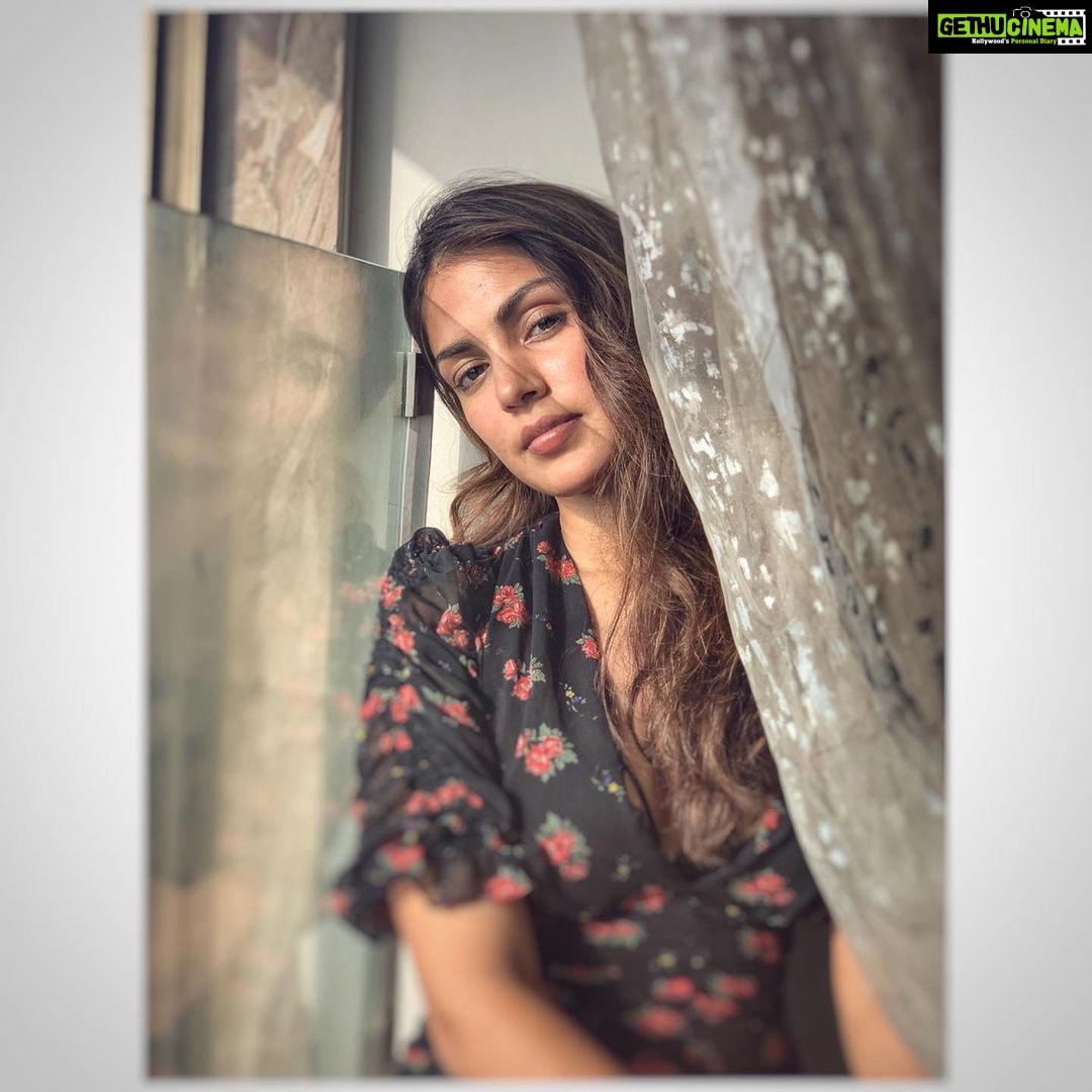 Rhea Chakraborty Instagram – IᑎTOᐯEᖇT OᐯEᖇ E᙭TᖇOᐯEᖇT #rheality 🌼 ...