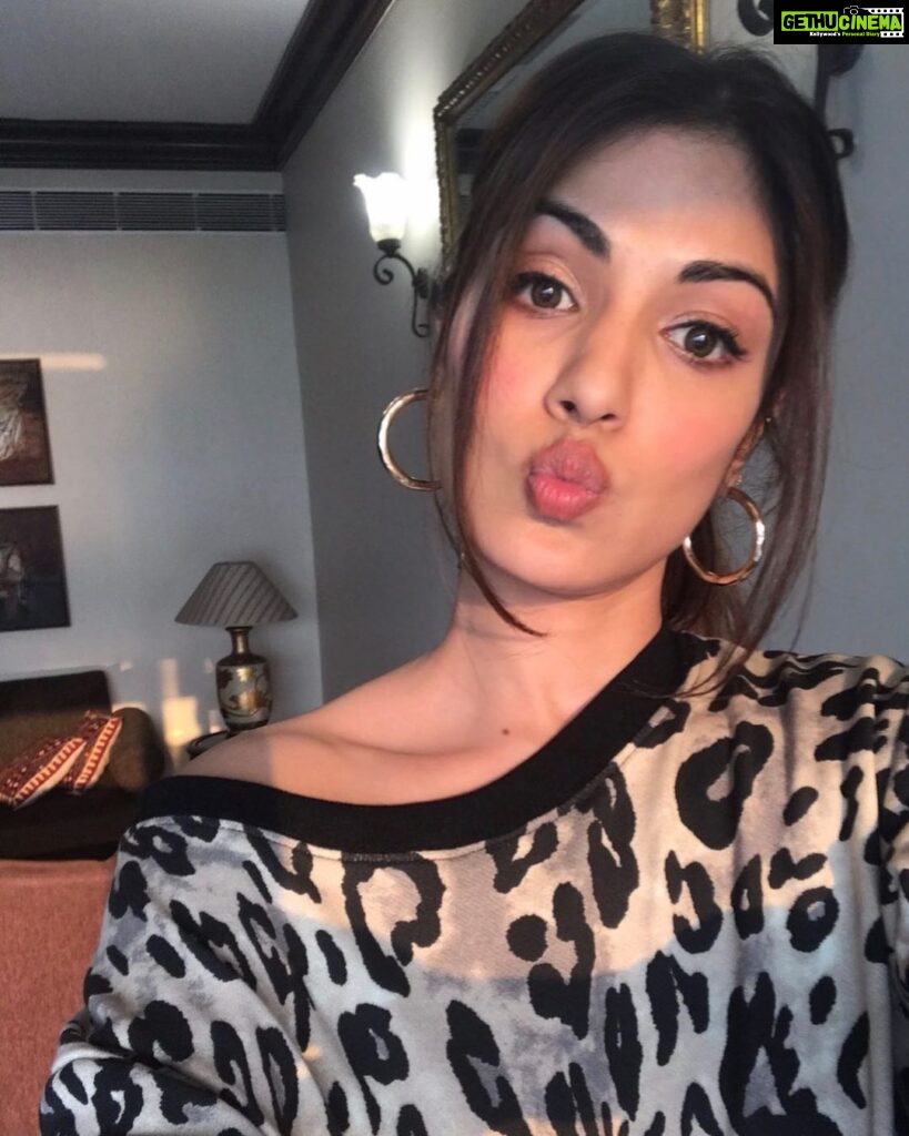 Rhea Chakraborty Instagram – Rise and shine 🌈 #rheality | Gethu Cinema