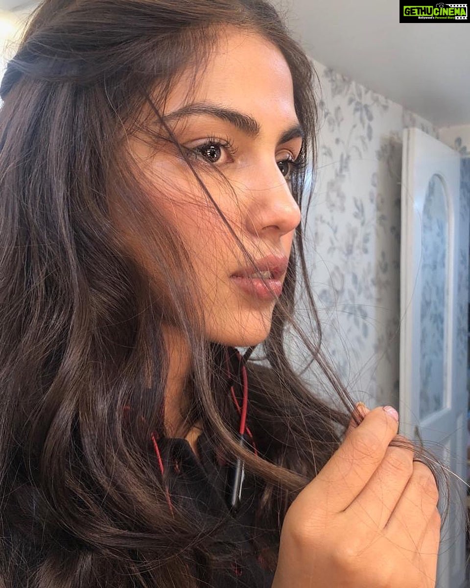 Rhea Chakraborty Instagram – सफ़ेद बाल #rheality | Gethu Cinema