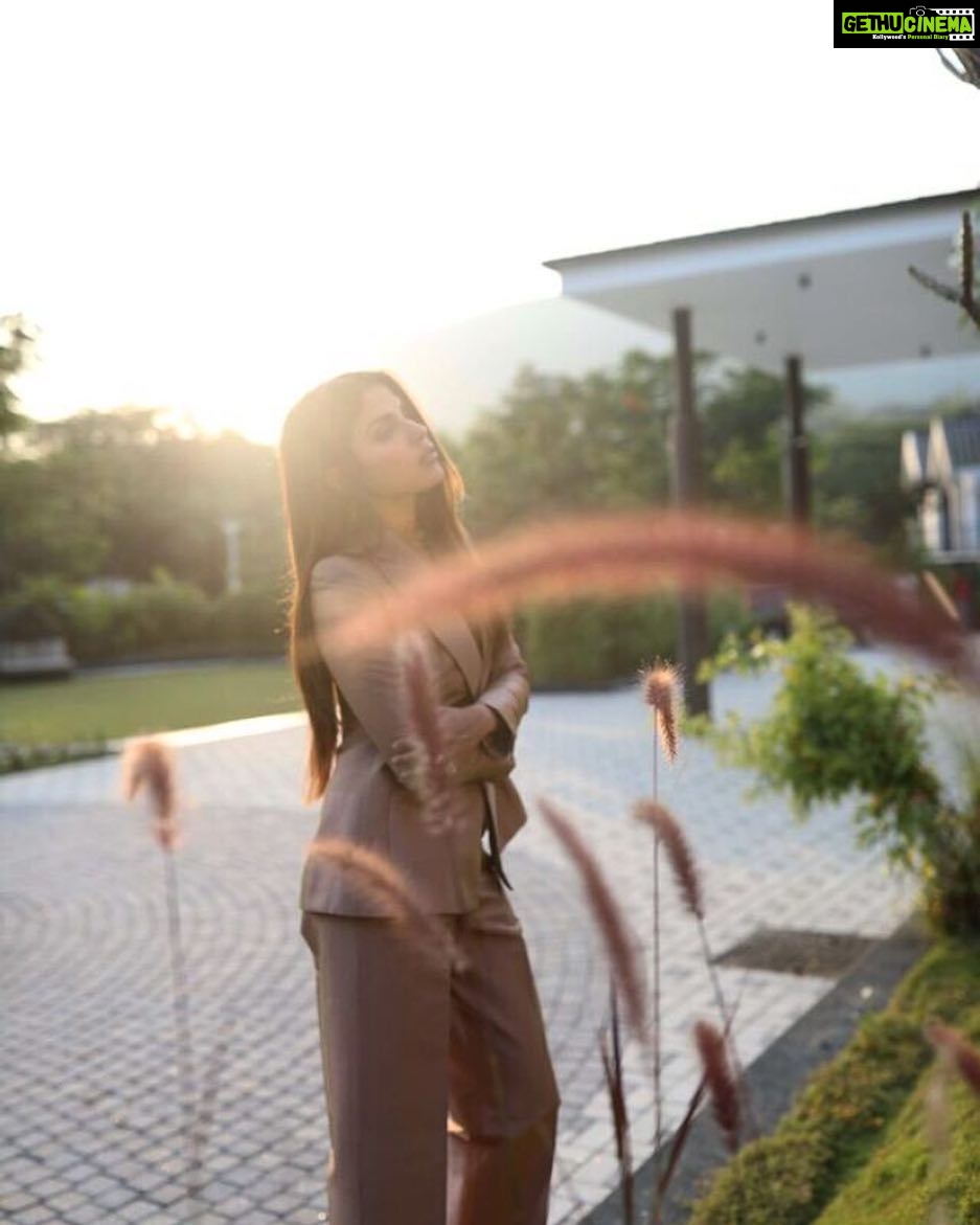 Rhea Chakraborty Instagram – Calm before the storm #rheality | Gethu Cinema