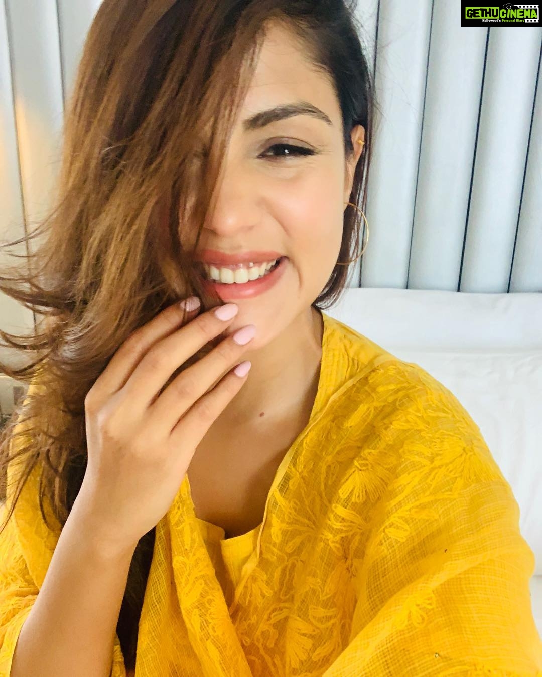 Rhea Chakraborty Instagram – Tag someone who has a gummy smile 😁# ...