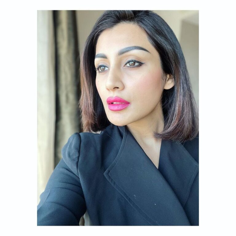 Actress Rimi Sen HD Photos and Wallpapers April 2022 - Gethu Cinema