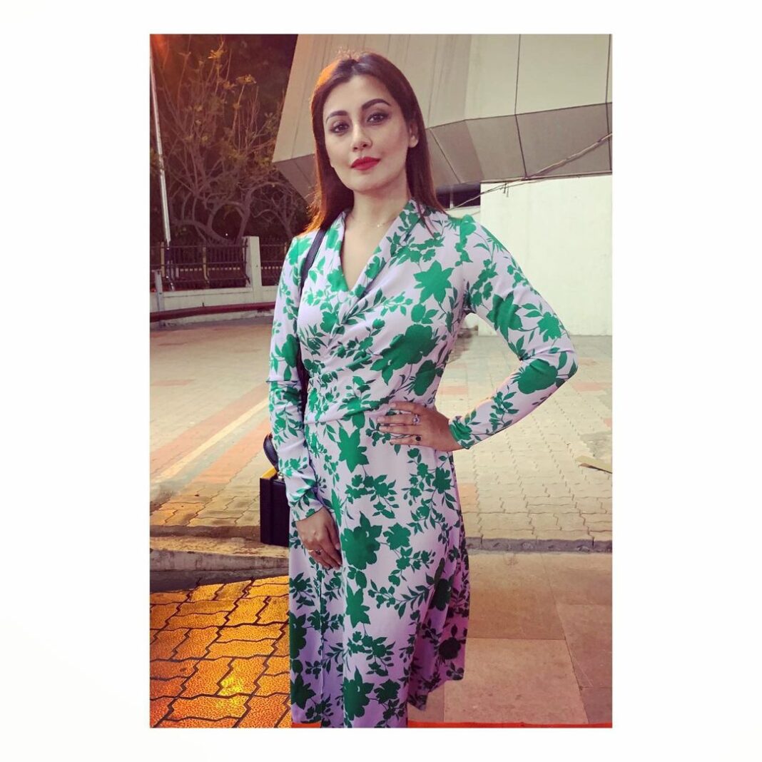 Actress Rimi Sen HD Photos and Wallpapers September 2019 - Gethu Cinema