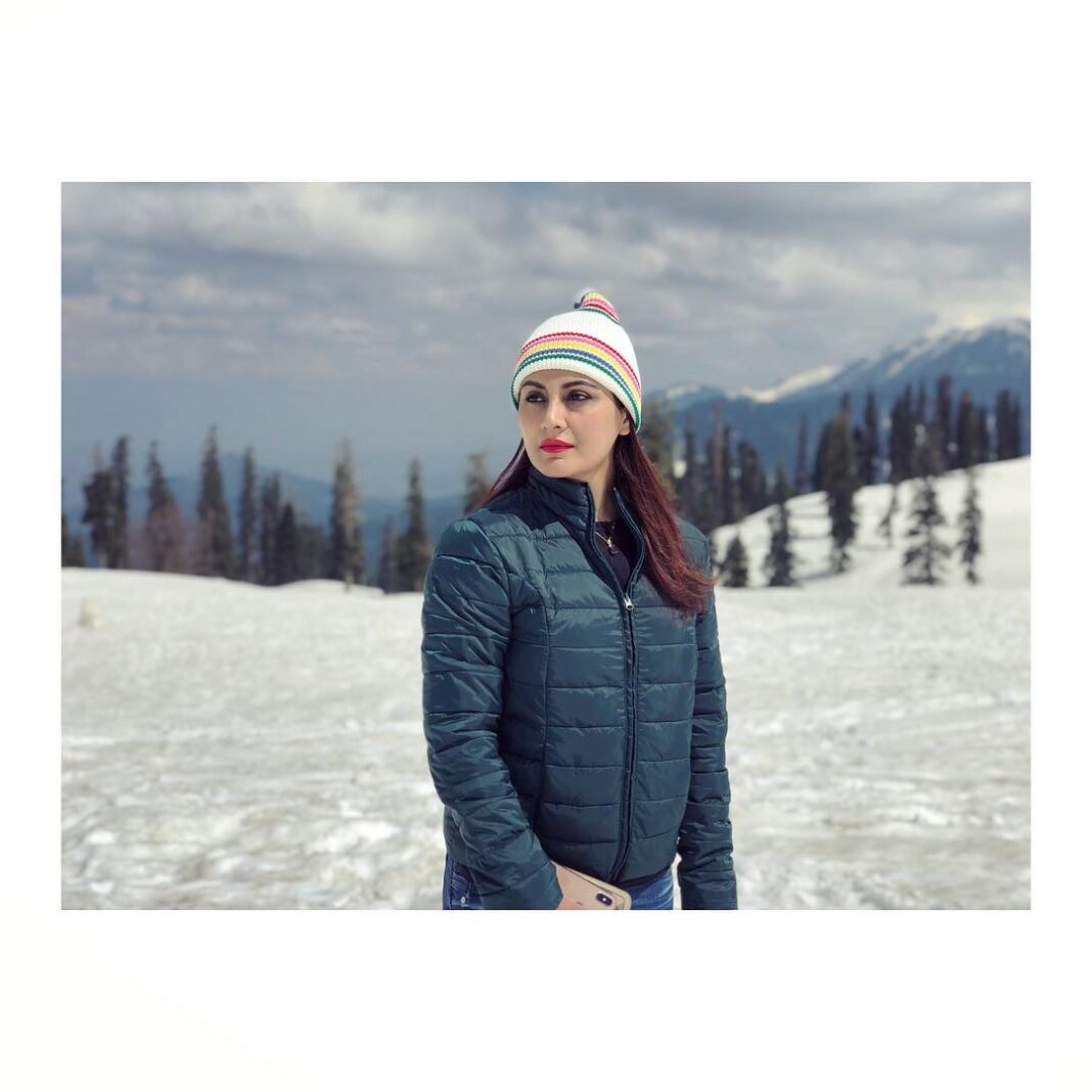 Actress Rimi Sen HD Photos and Wallpapers September 2019 - Gethu Cinema