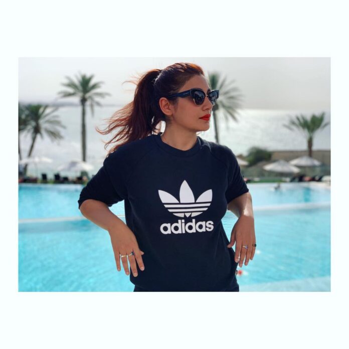 Actress Rimi Sen HD Photos and Wallpapers September 2019 - Gethu Cinema