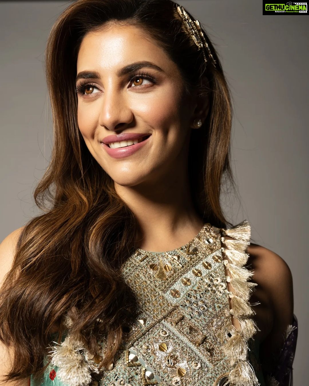 Rukmini Maitra Instagram – The Season Of Love & Light is here! ️💫 # ...