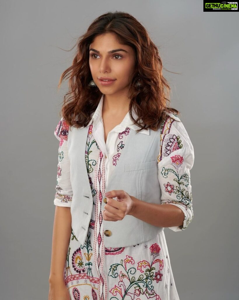 Actress Sharmin Segal HD Photos and Wallpapers December 2022 - Gethu Cinema