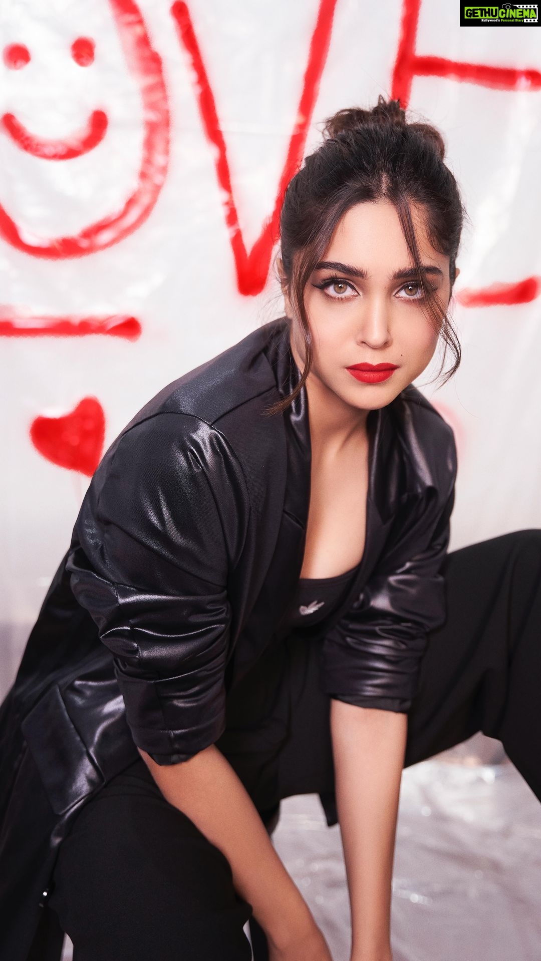 Sharvari Wagh Instagram – Giving Majnu Bhai a run for his money 🎨👩🏻‍🎨 ...