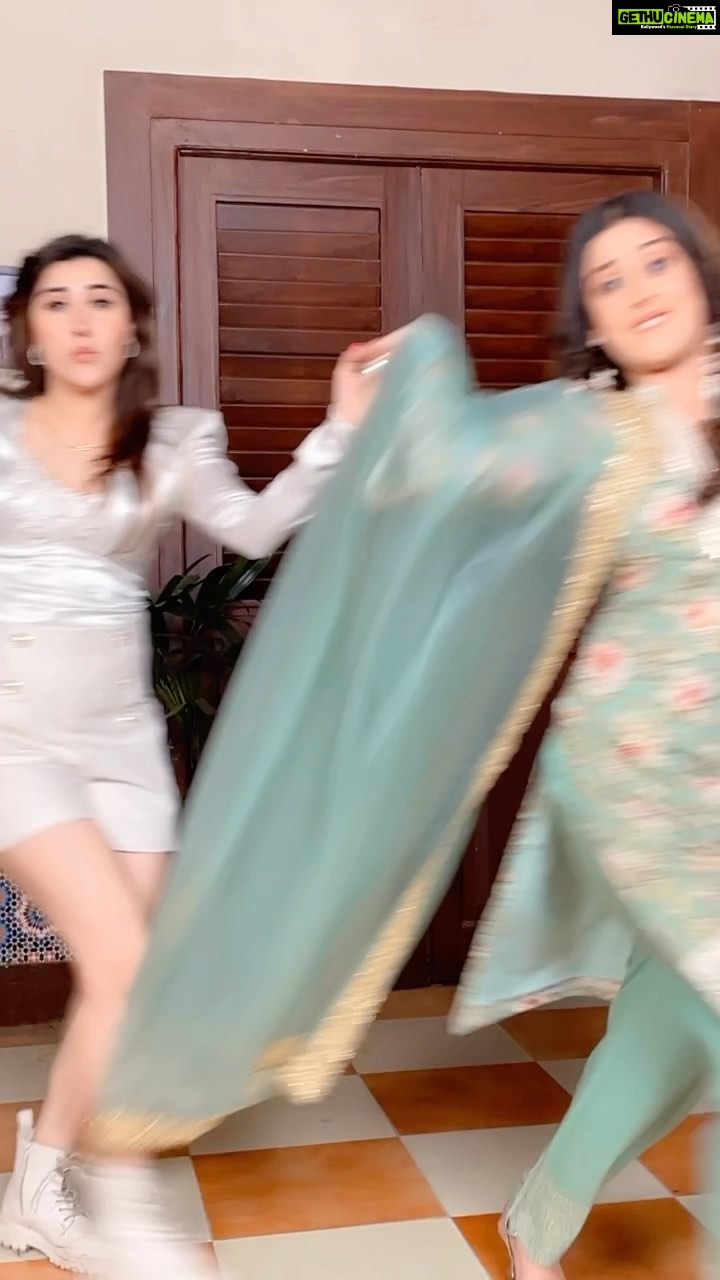 Sheena Bajaj Instagram – Main..Main kuch nahi kah raha,tum Khud dekho ...