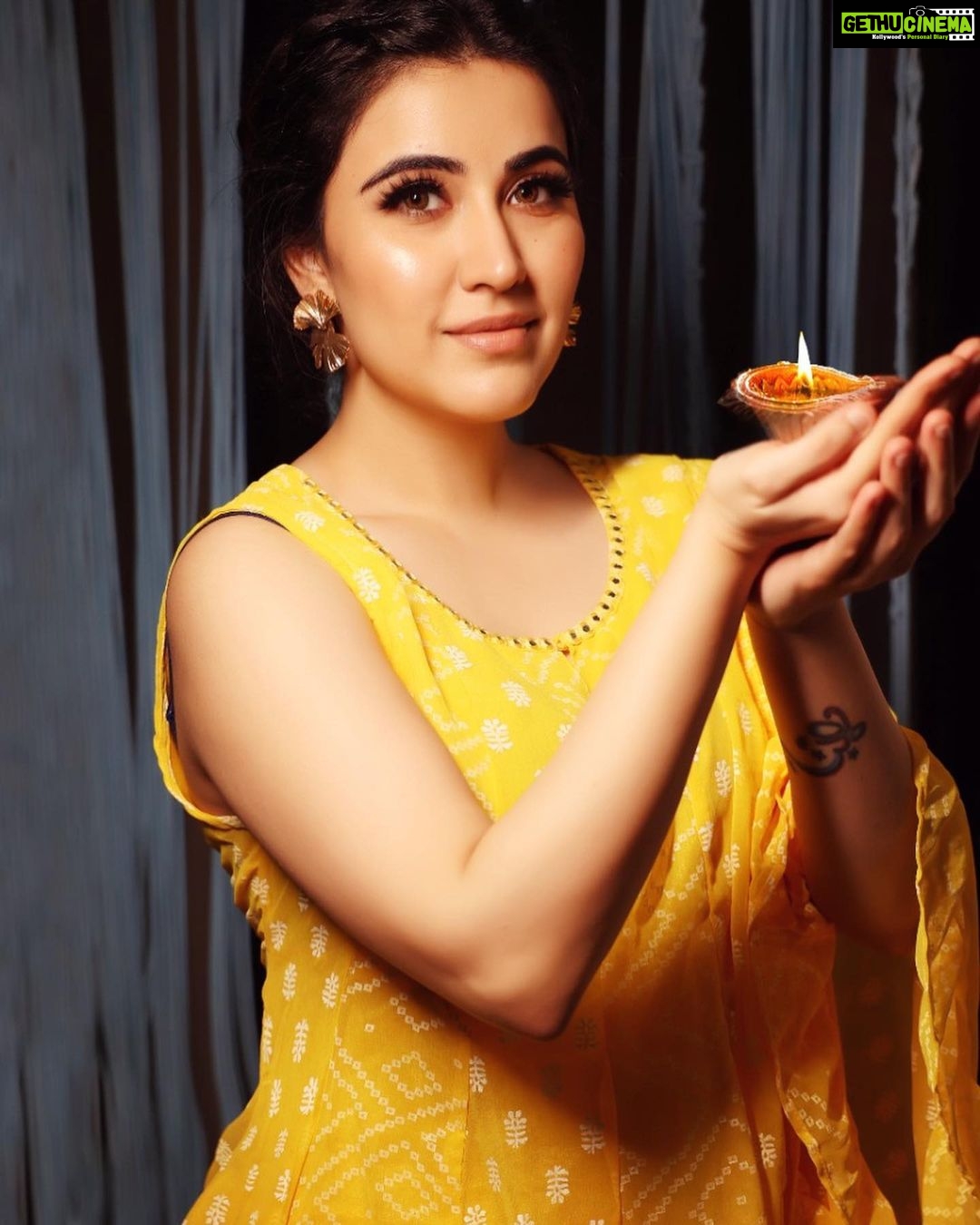 Sheena Bajaj Instagram – Happy Dussehra! 🌸 outfit by @_laabha_ makeup n ...