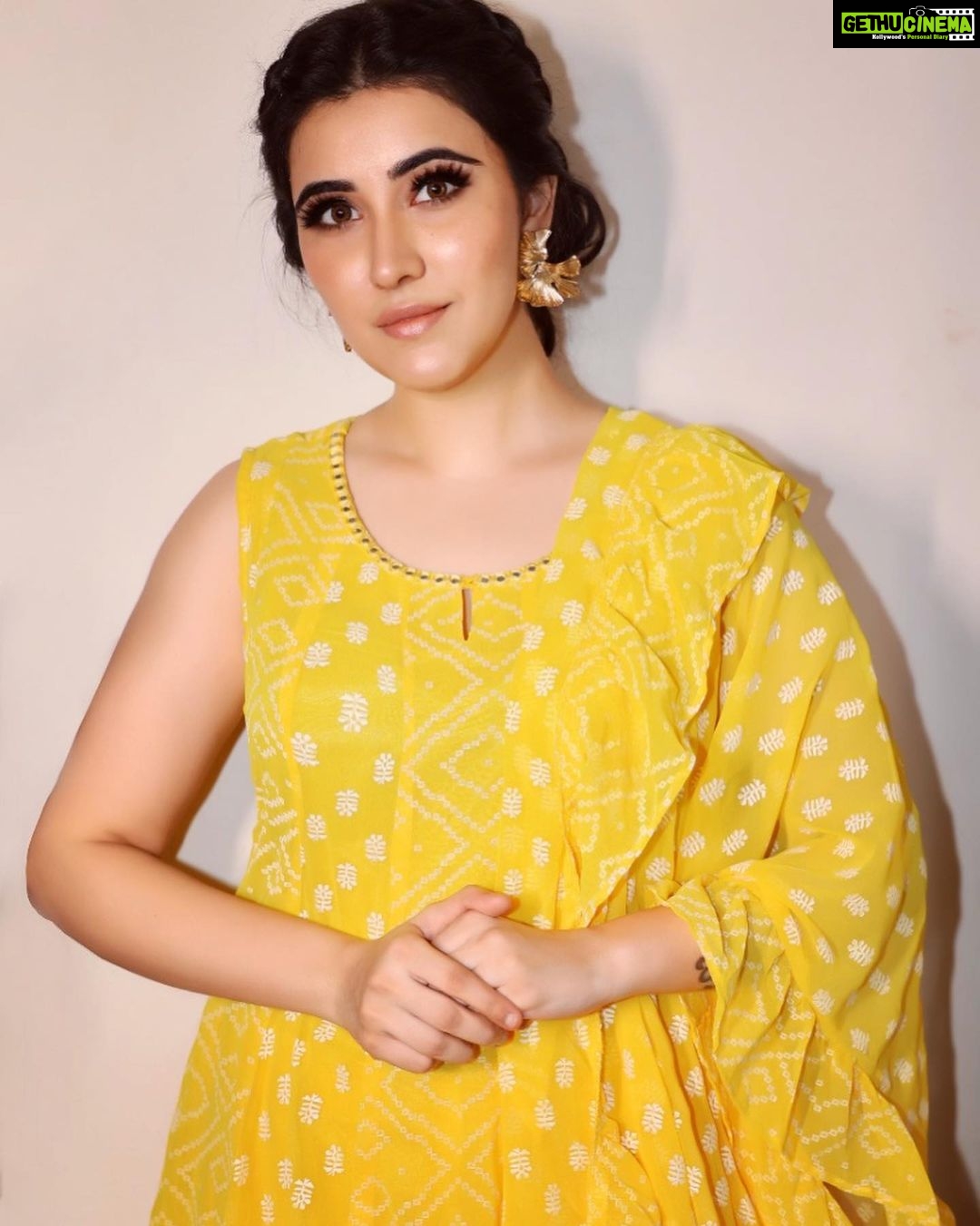 Sheena Bajaj Instagram – Happy Dussehra! 🌸 outfit by @_laabha_ makeup n ...