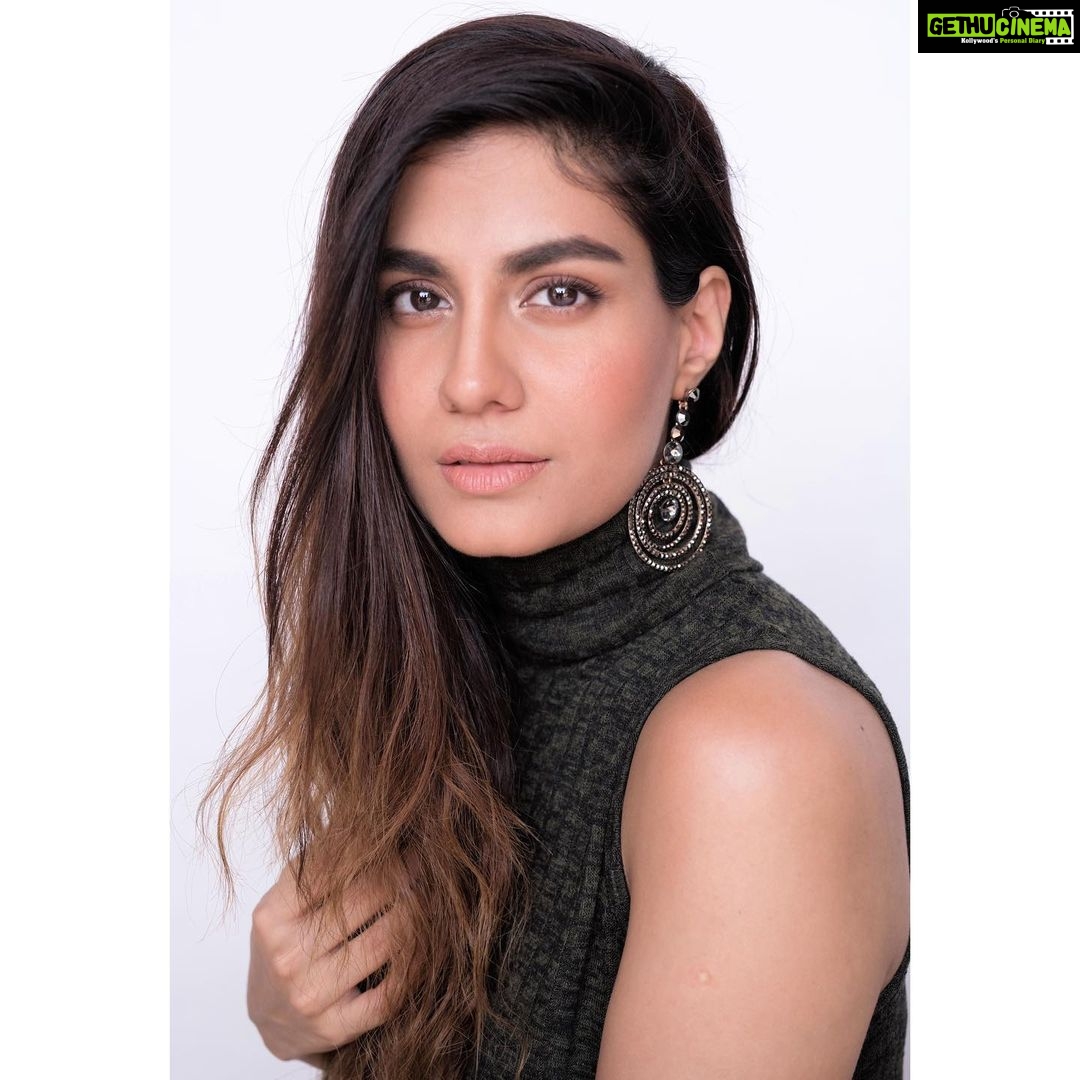 Shreya Dhanwanthary Instagram – The Girl with the non-Pearl Earring: A ...