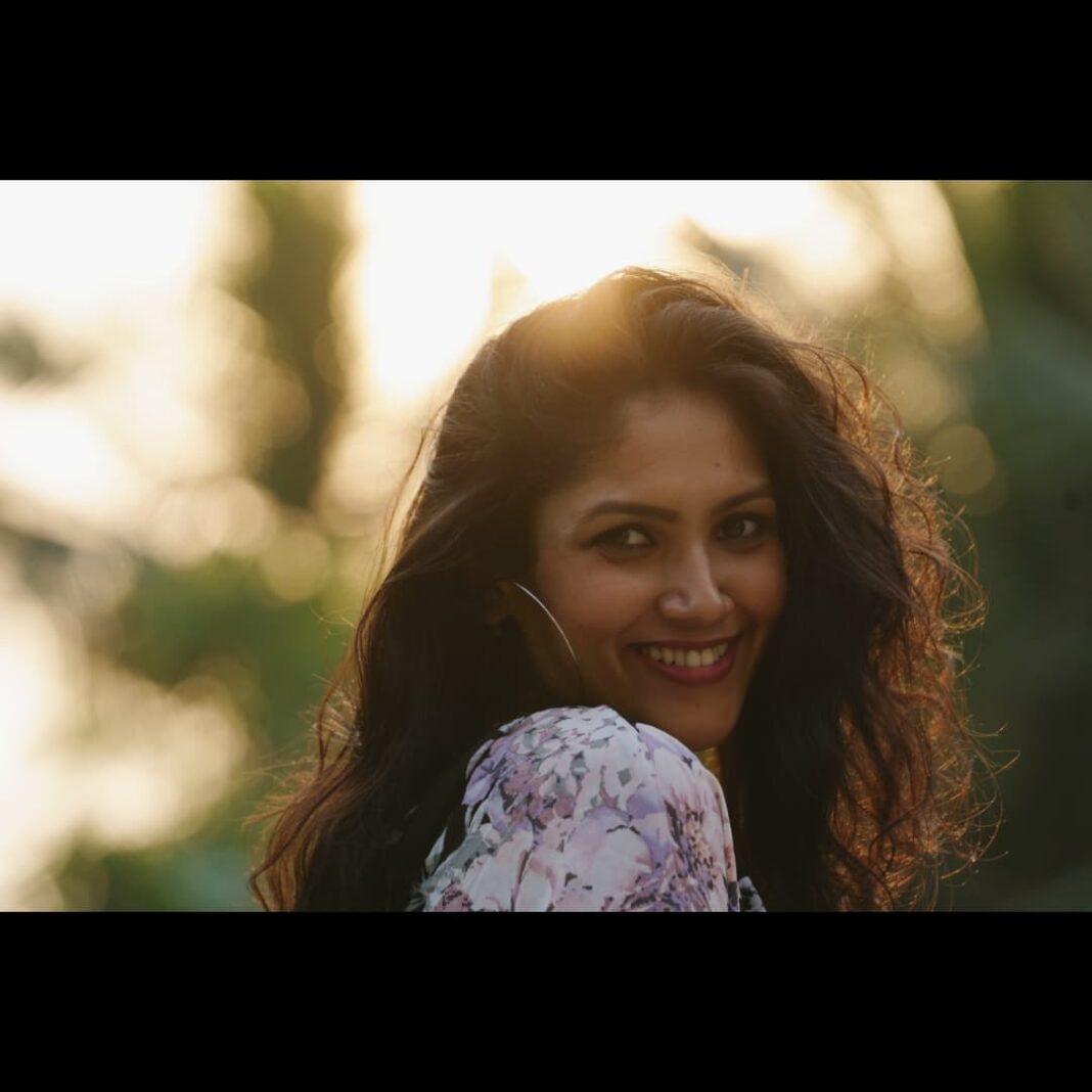 Actress Shruti Bapna HD Photos and Wallpapers January 2023 - Gethu Cinema