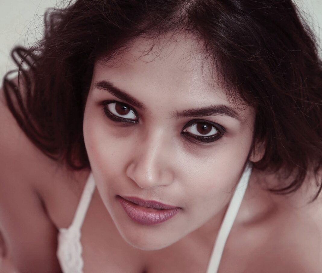 Actress Shruti Bapna HD Photos and Wallpapers August 2021 - Gethu Cinema