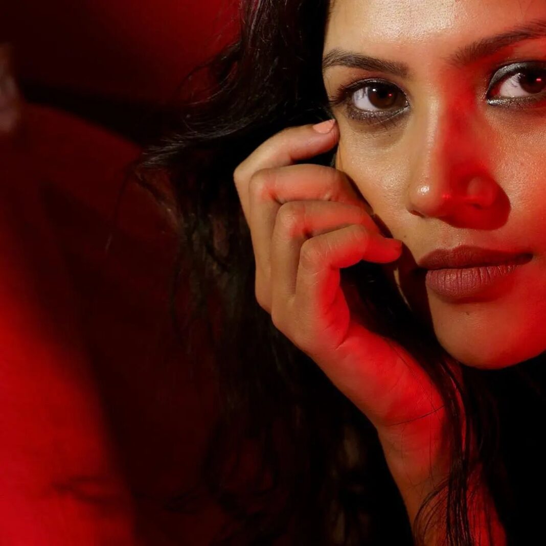Actress Shruti Bapna HD Photos and Wallpapers October 2022 | Gethu Cinema