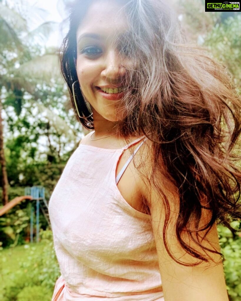 Actress Shruti Bapna HD Photos and Wallpapers February 2021 - Gethu Cinema
