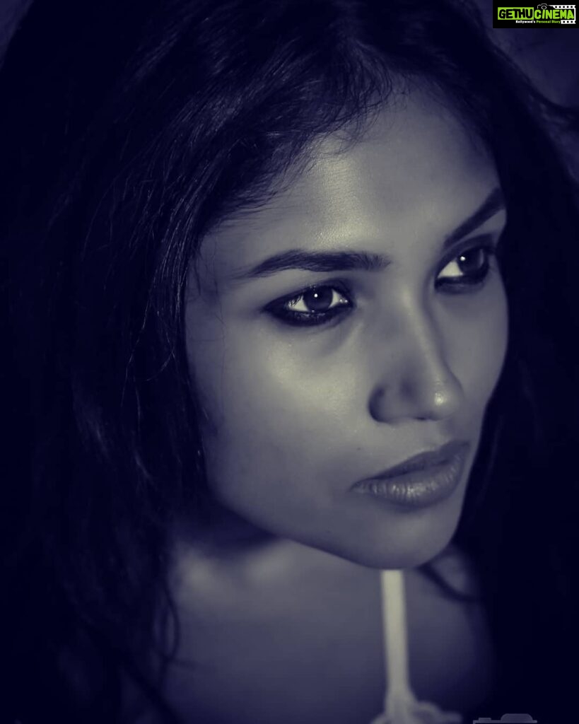 Actress Shruti Bapna HD Photos and Wallpapers November 2020 | Gethu Cinema