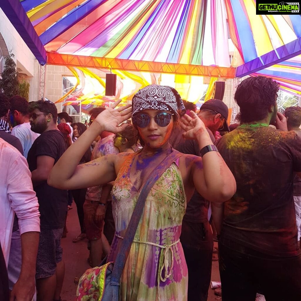 Actress Shruti Bapna HD Photos and Wallpapers April 2019 - Gethu Cinema