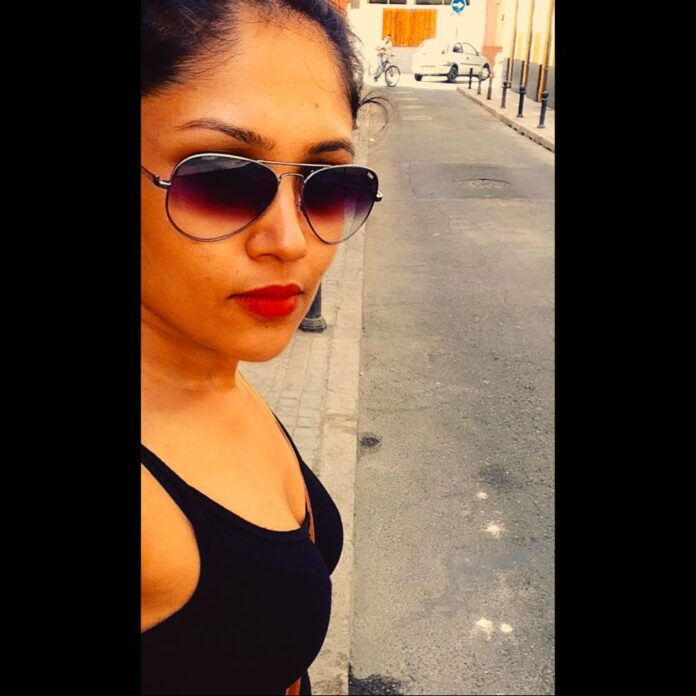 Actress Shruti Bapna HD Photos and Wallpapers September 2015 - Gethu Cinema