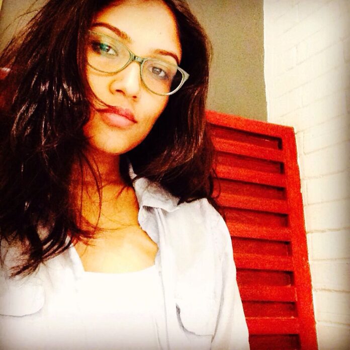 Actress Shruti Bapna HD Photos and Wallpapers September 2015 - Gethu Cinema