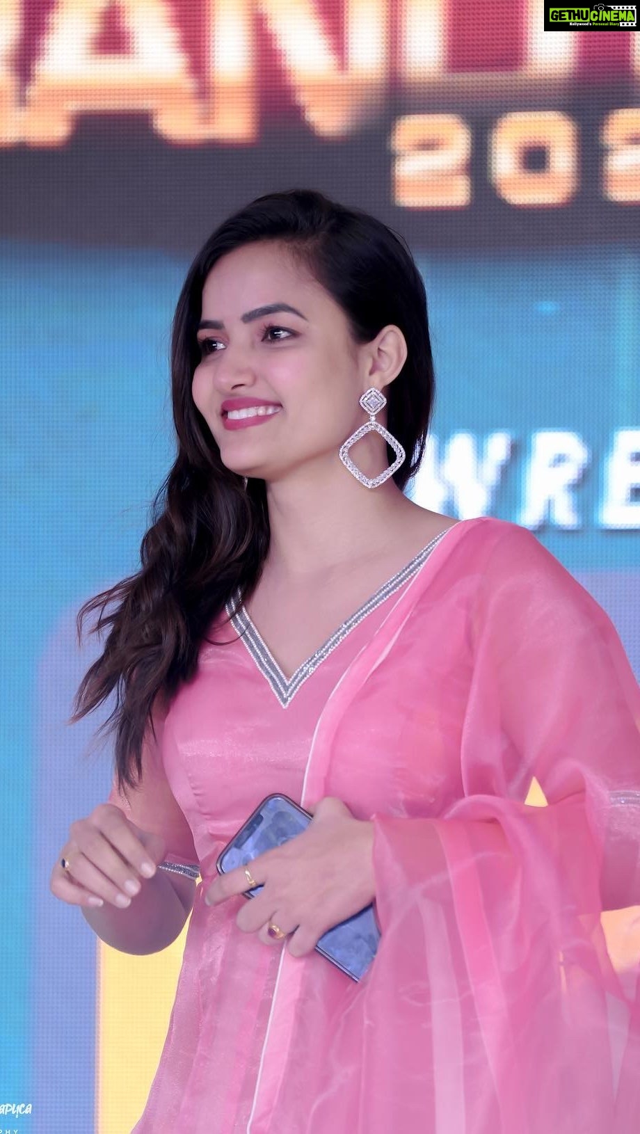 Actress Siri Hanumanth HD Instagram Photos and Wallpapers December 2022 ...